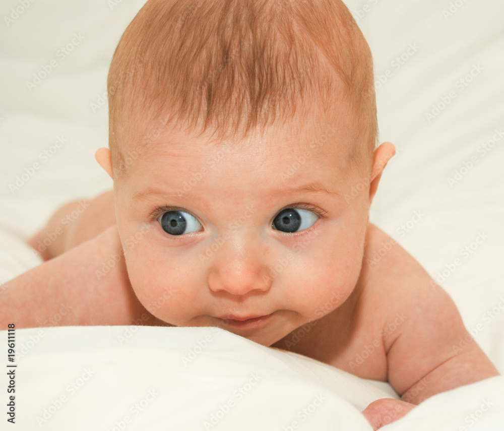 bébé agé de 3 mois Photos | Adobe Stock