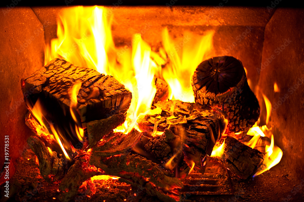 Fuego en la chimenea foto de Stock | Adobe Stock