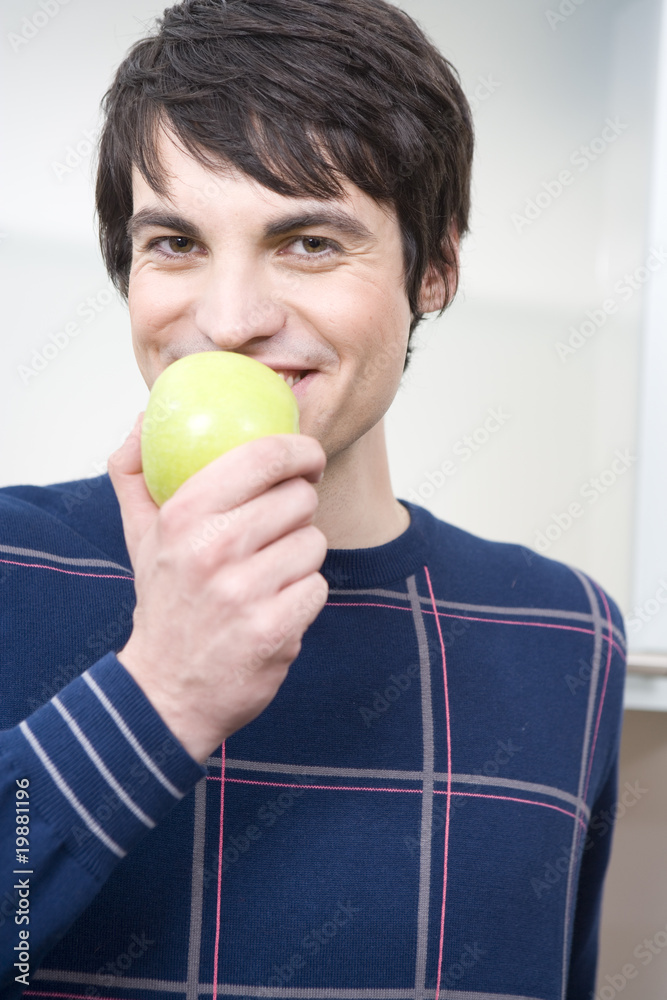 junger mann isst apfel Stock-Foto | Adobe Stock