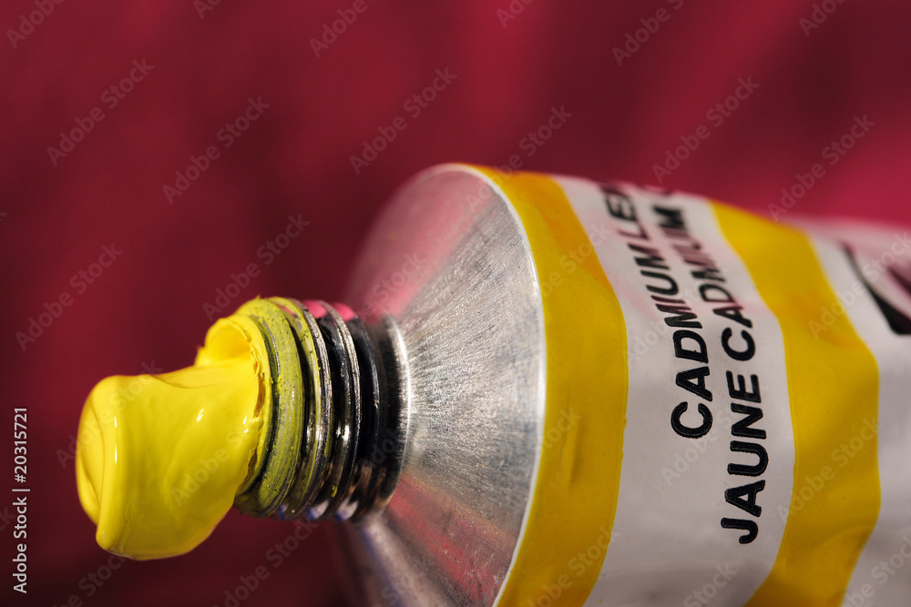 Foto Stock tubetto colore giallo cadmio | Adobe Stock