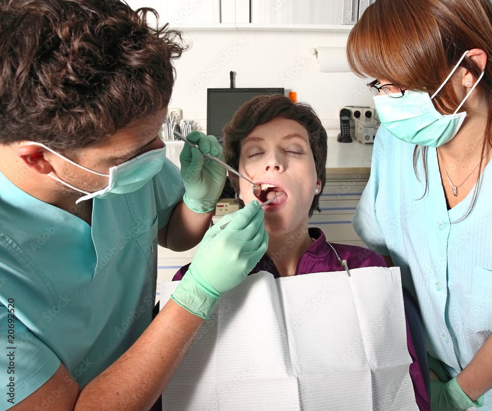 Zahnarzt beim untersuchen der Patientin mit Assistentin Stock Photo | Adobe Stock