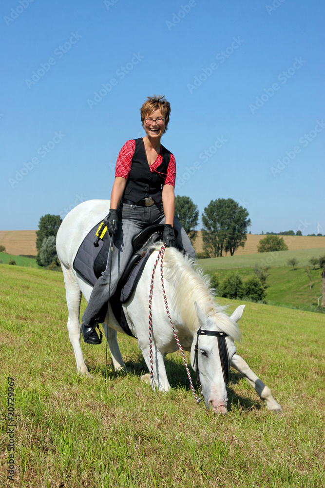 Frau reitet Pferd Stock-Foto | Adobe Stock