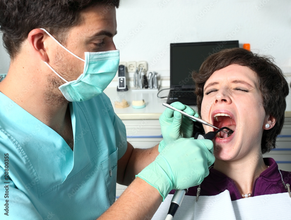 Patientin mit Schmerzen beim Zahnarzt Behandlung Stock Photo | Adobe Stock