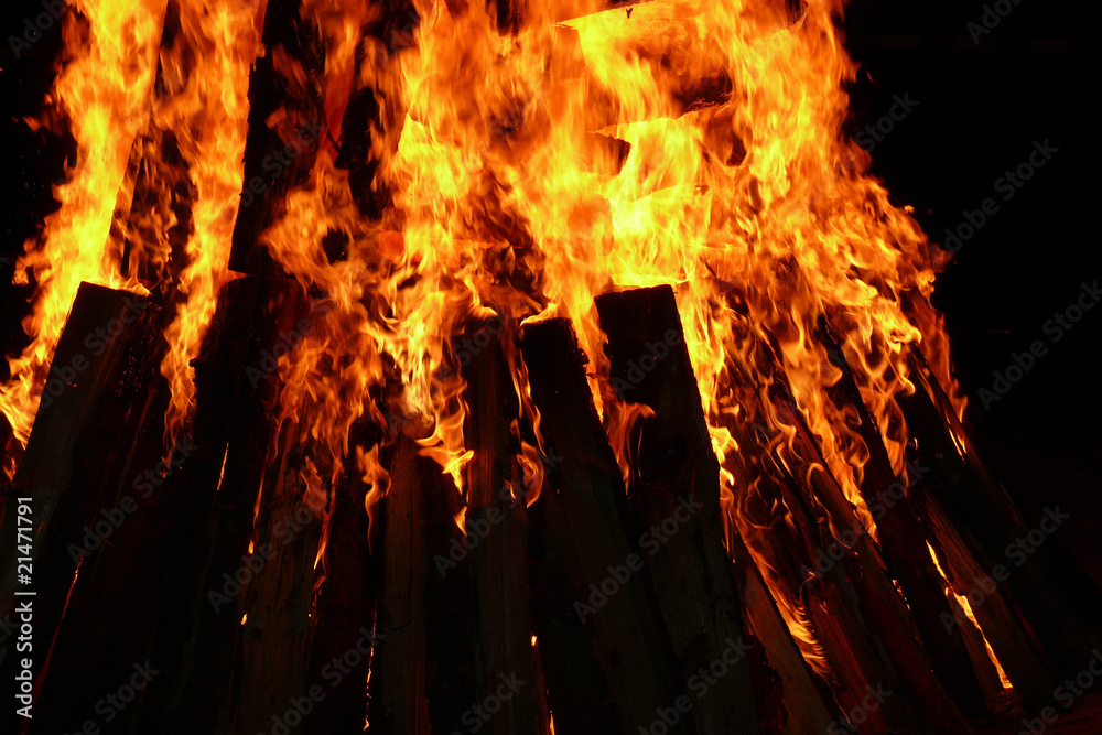 Feuer und Flammen verbrennen Scheiterhaufen Stock Photo | Adobe Stock