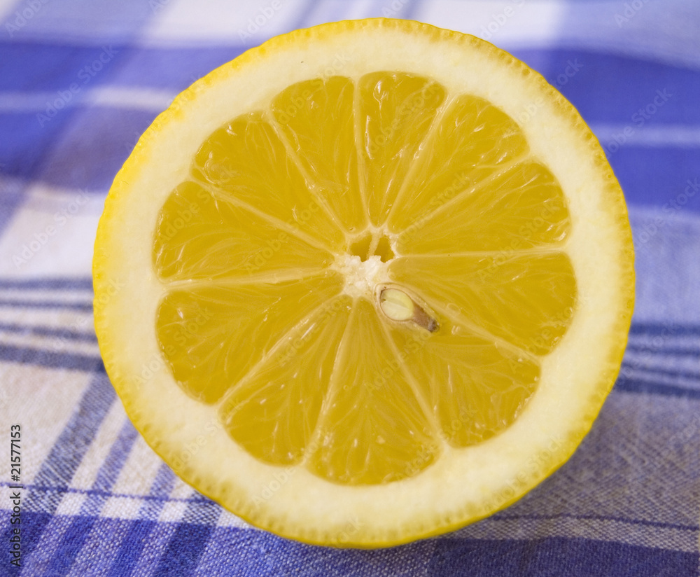 limón partido por la mitad sobre matel a cuadros azul foto de Stock ...