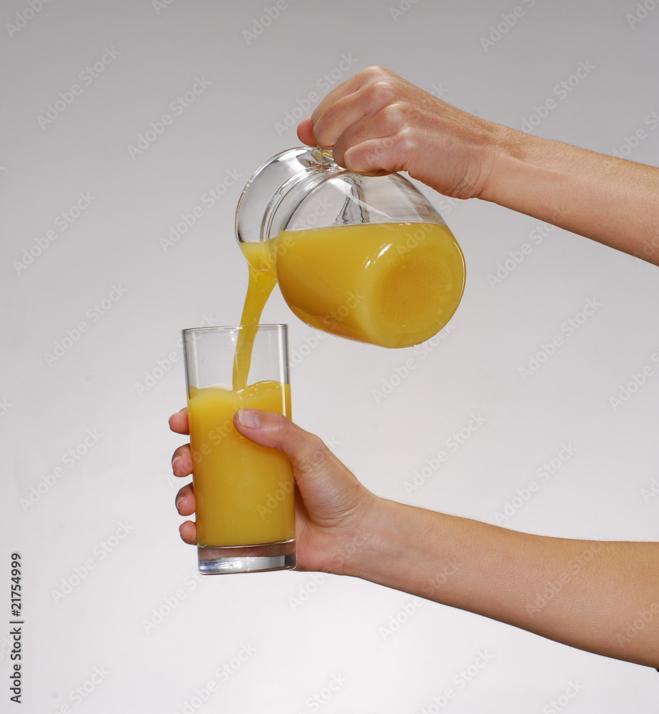 Jarra de jugo de naranja y vaso. foto de Stock | Adobe Stock