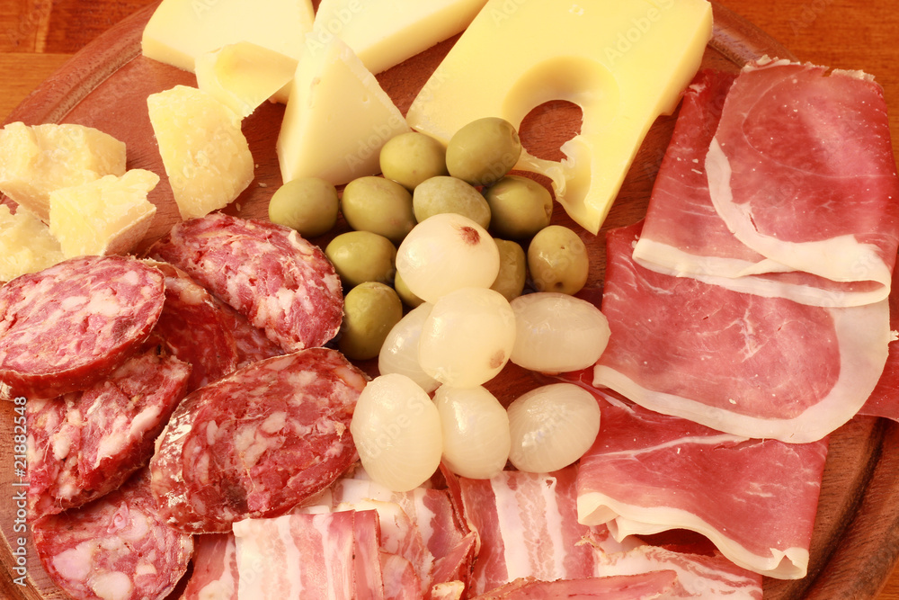 Foto Stock tagliere misto salumi,formaggi e soattaceti | Adobe Stock