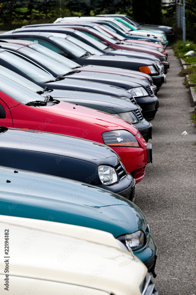 Gebrauchte Autos bei Autohändler. Gebrauchtwagenhandel Stock-Foto ...