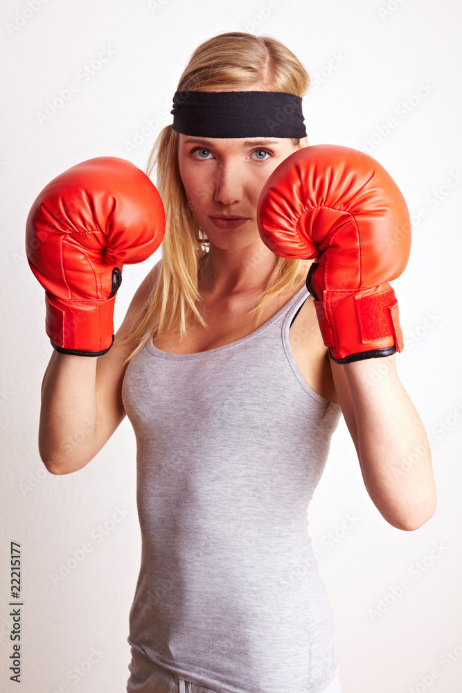 Blonde Boxerin in Kampfstellung Stock Photo | Adobe Stock