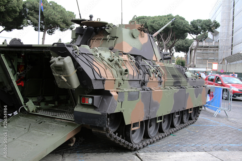 Foto Stock Carro armato esercito italiano | Adobe Stock
