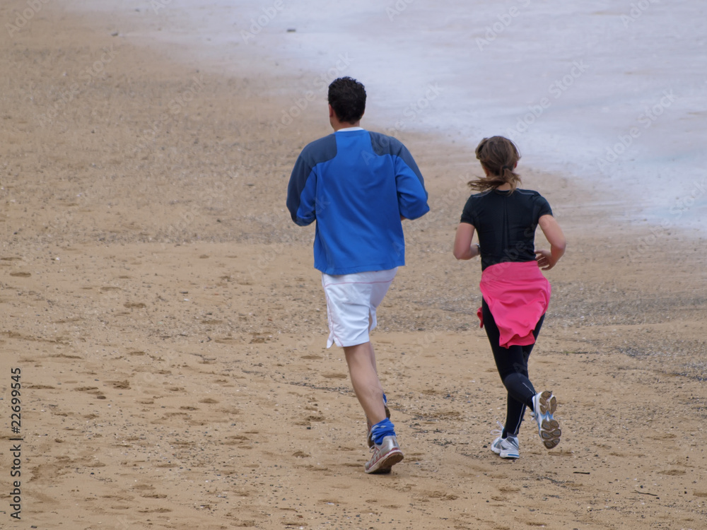 Pareja corriendo por la playa foto de Stock | Adobe Stock