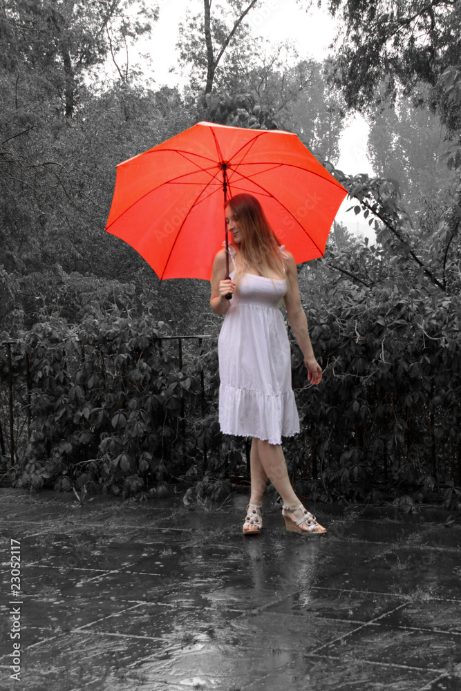 Frau mit rotem Schirm und graues Regenwetter Stock-Foto | Adobe Stock