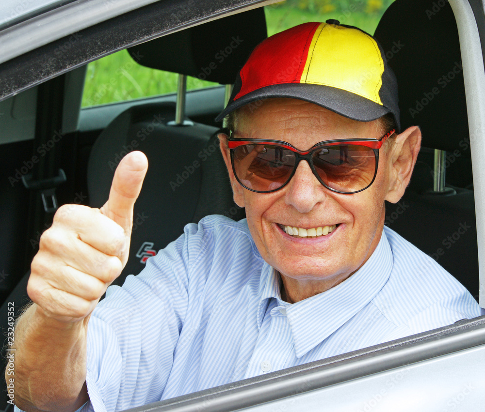Aktiver Rentner oder Senior im Auto mit Daumen hoch Stock Photo | Adobe ...