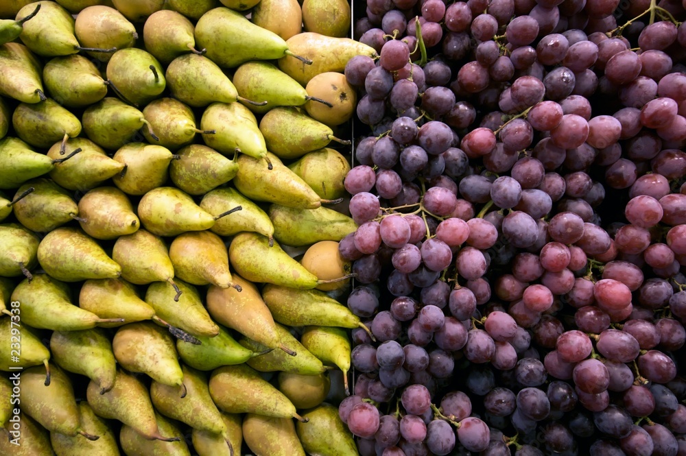 Uvas y peras ordenadas Stock Photo | Adobe Stock