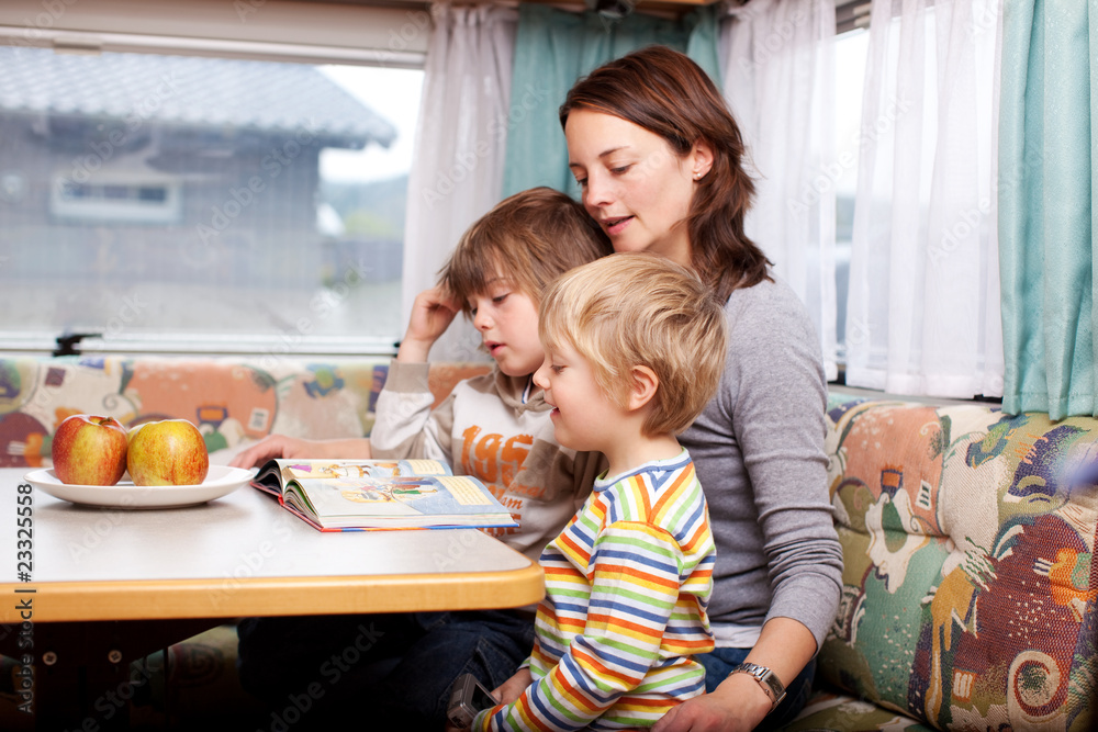 mutter mit söhnen im wohnwagen Stock Photo | Adobe Stock