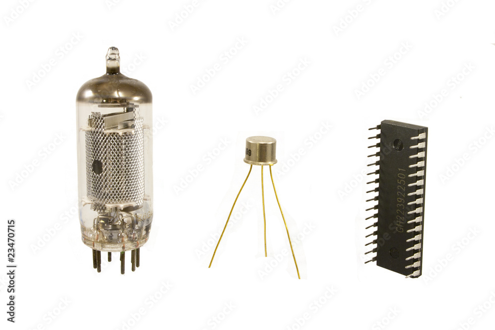 valvula transistor e chip em fundo branco foto de Stock | Adobe Stock