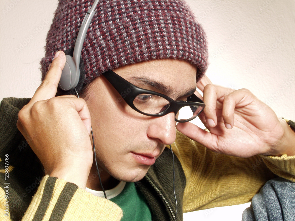 Joven escuchando música. foto de Stock | Adobe Stock