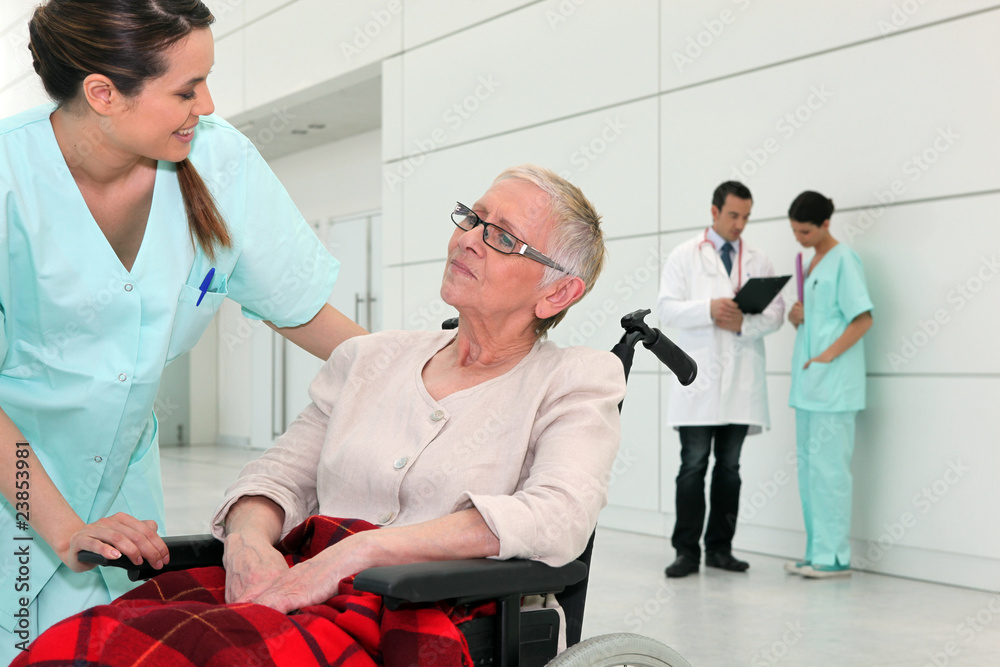 Infirmière et une patiente Stock-Foto | Adobe Stock