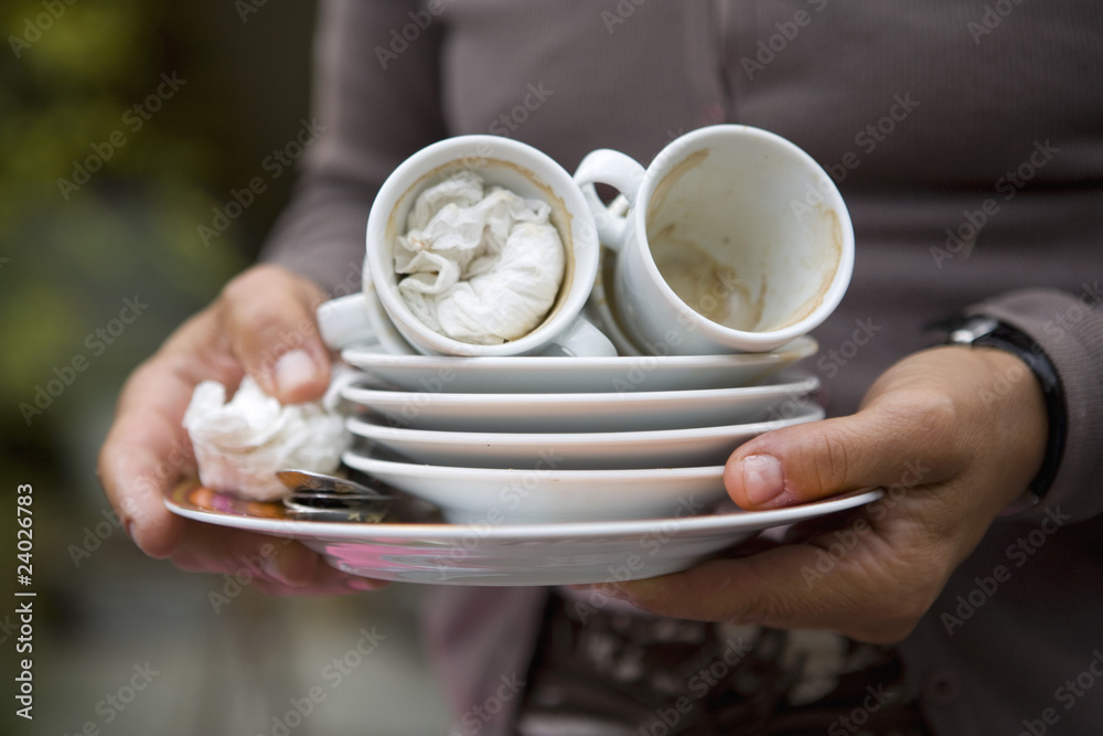 débarrasser la table Photos | Adobe Stock