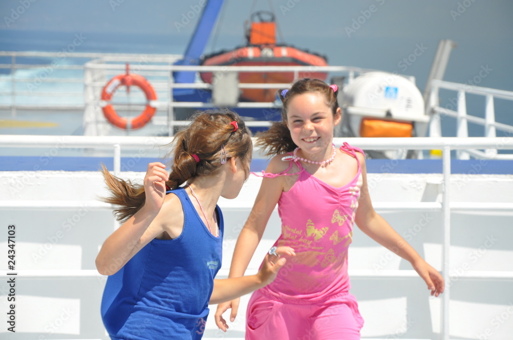 2 fillettes qui s'amusent sur un bâteau de croisière Stock Photo ...