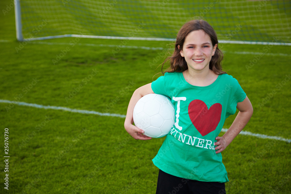 Mädchen spielt Fußball Stock Photo | Adobe Stock