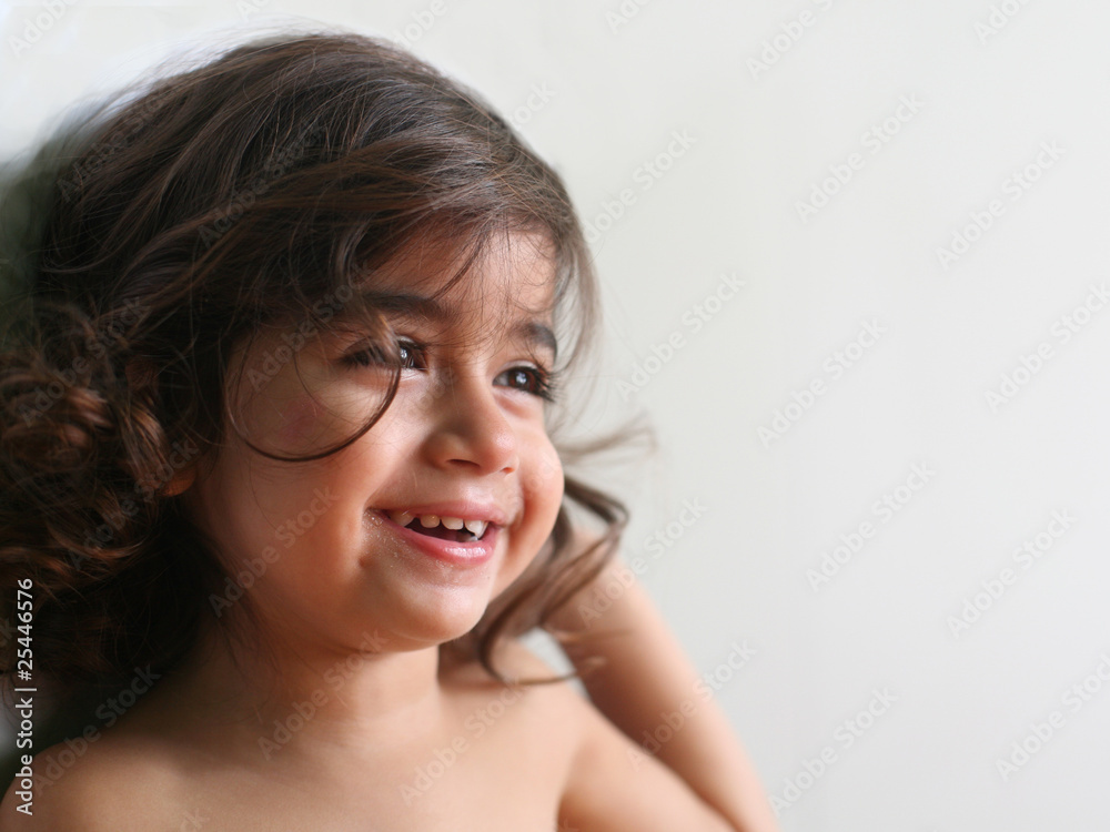 Foto Stock bambina che ride | Adobe Stock