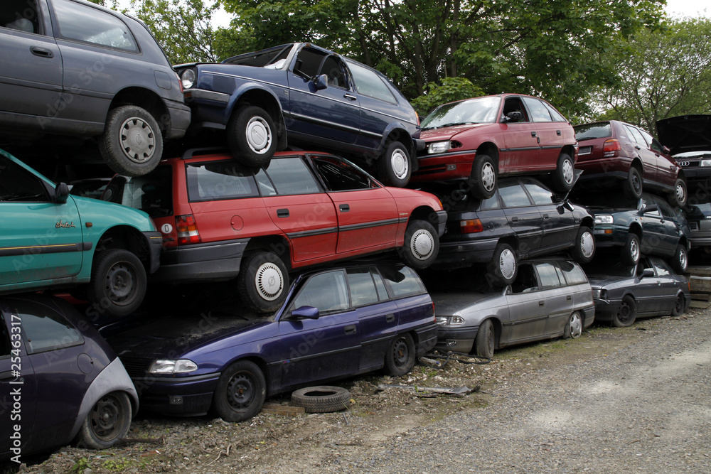 Autos auf einem Schrottplatz Stock-Foto | Adobe Stock