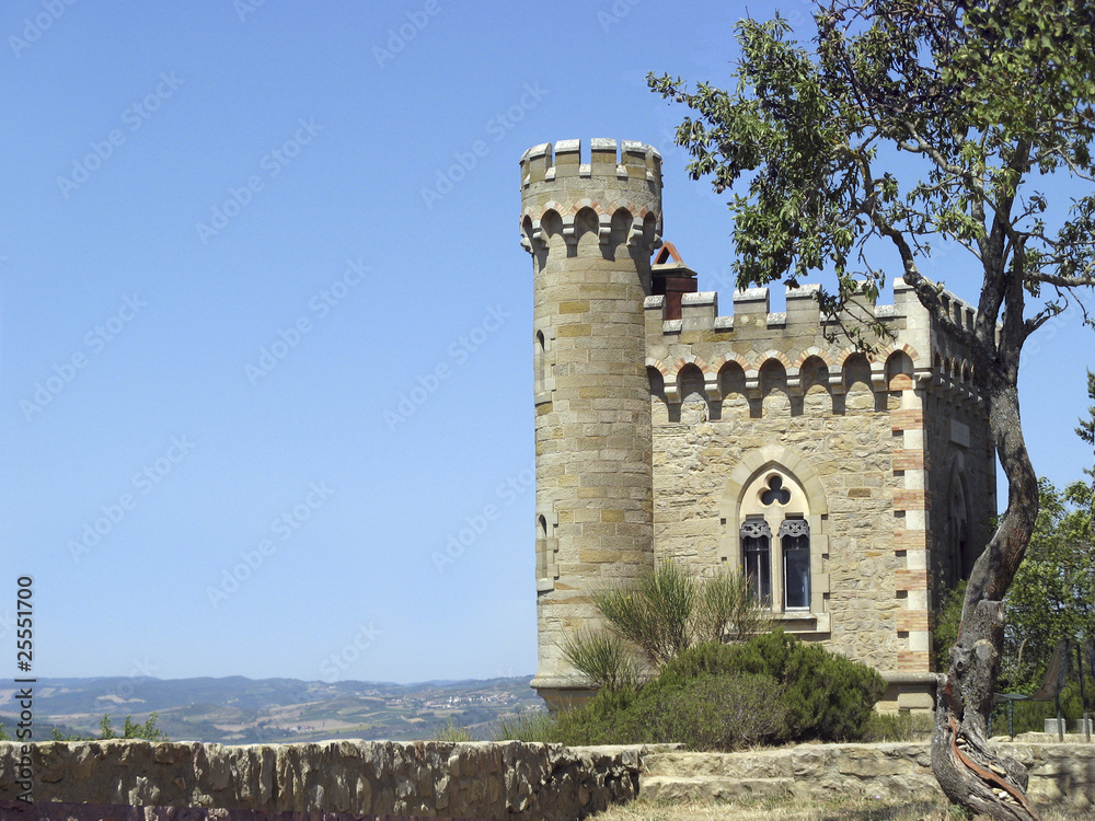 Tour Magdala à Rennes le Château dans l'Aude en France. Vue sur le Mont ...