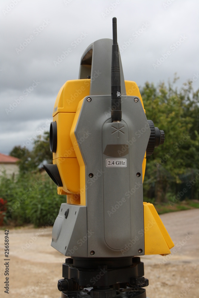 Appareil topographique gauche Stock Photo | Adobe Stock