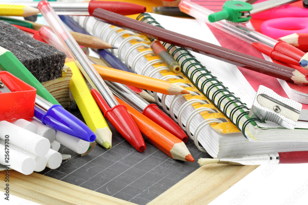 matériel scolaire rentrée des classes, fond blanc Stock Photo | Adobe Stock