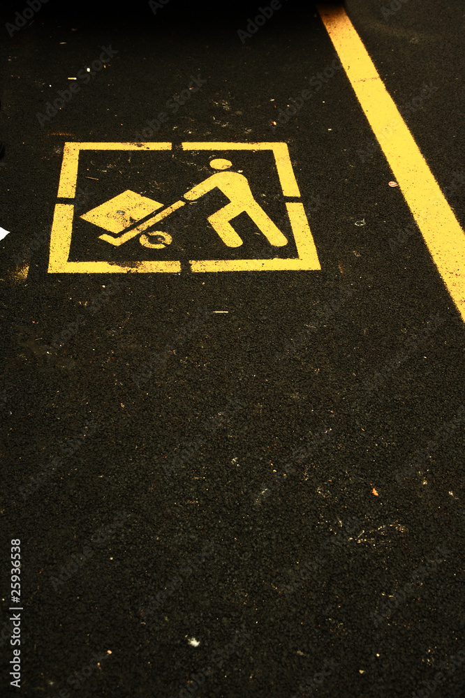 segnale di scarico merci Stock Photo | Adobe Stock