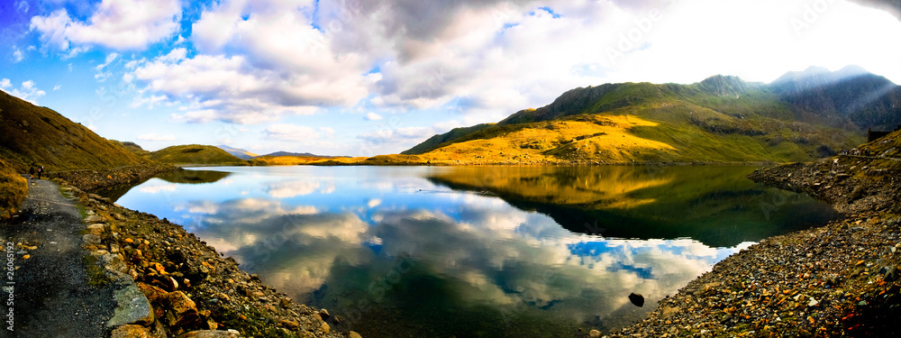 Beautiful wide view of welsh mountain range with blue lake and s Stock ...