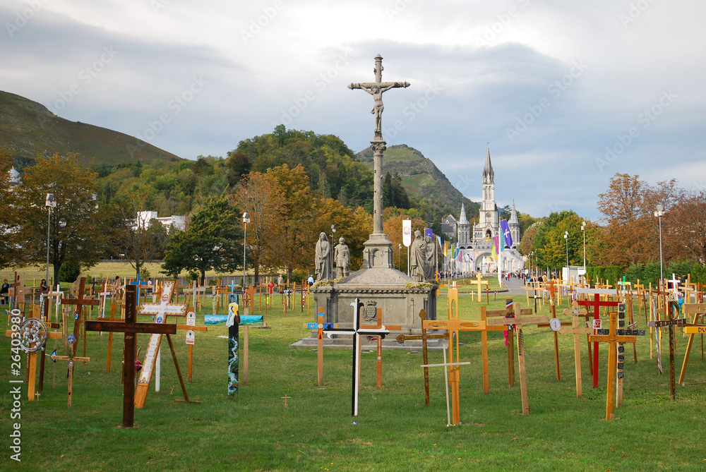 Près de la cathédrale Notre Dame du Rosaire à Lourdes Stock Photo ...
