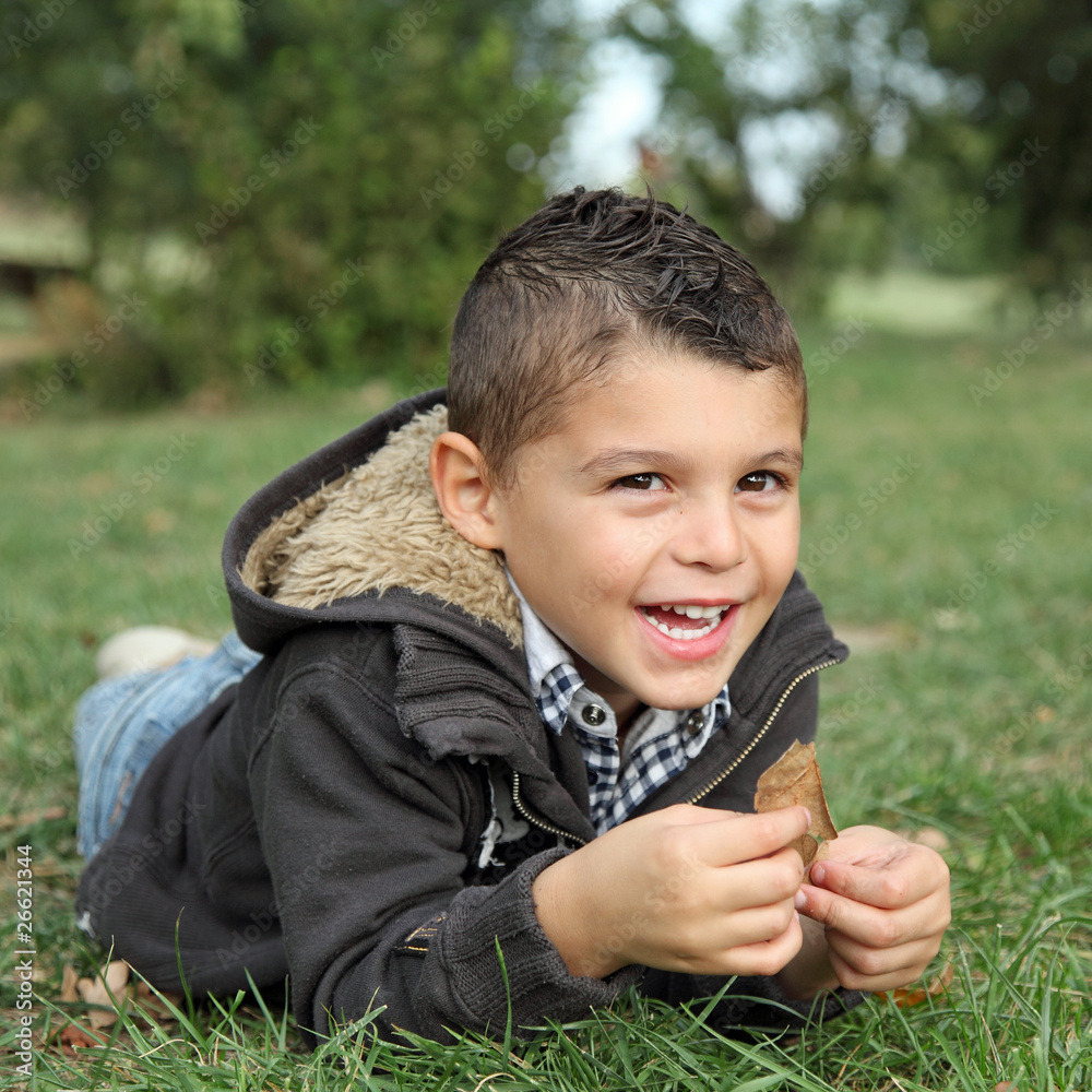 Petit garçon heureux et souriant (4 ans - Automne) #2 Stock Photo ...