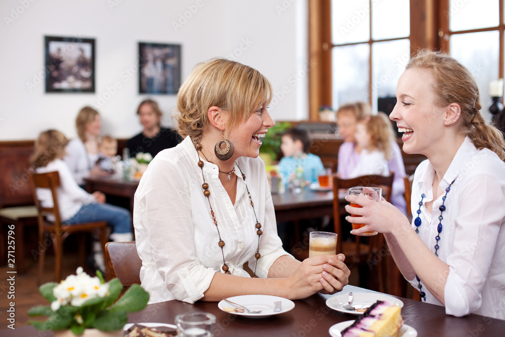 menschen im café Stock-Foto | Adobe Stock