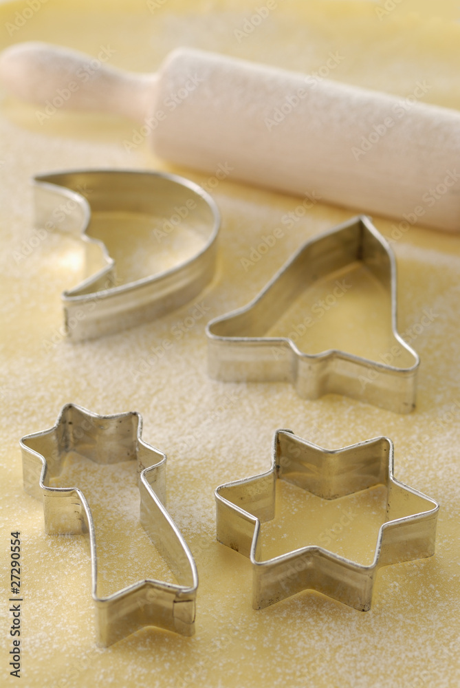 Emporte-pièces de différentes formes et rouleau à pâtisserie Stock ...