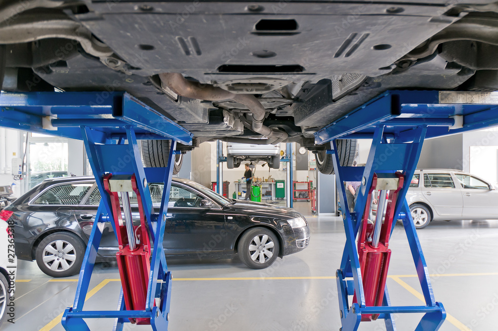 Autoveicolo su ponte sollevatore Stock Photo | Adobe Stock