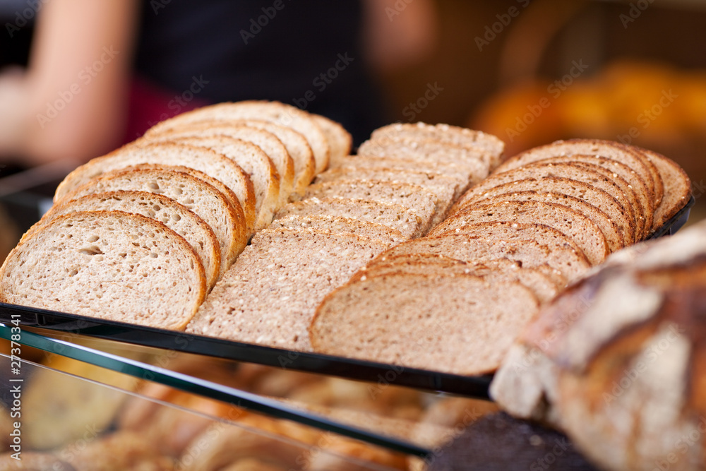 geschnittenes brot in der bäckerei Stock-Foto | Adobe Stock