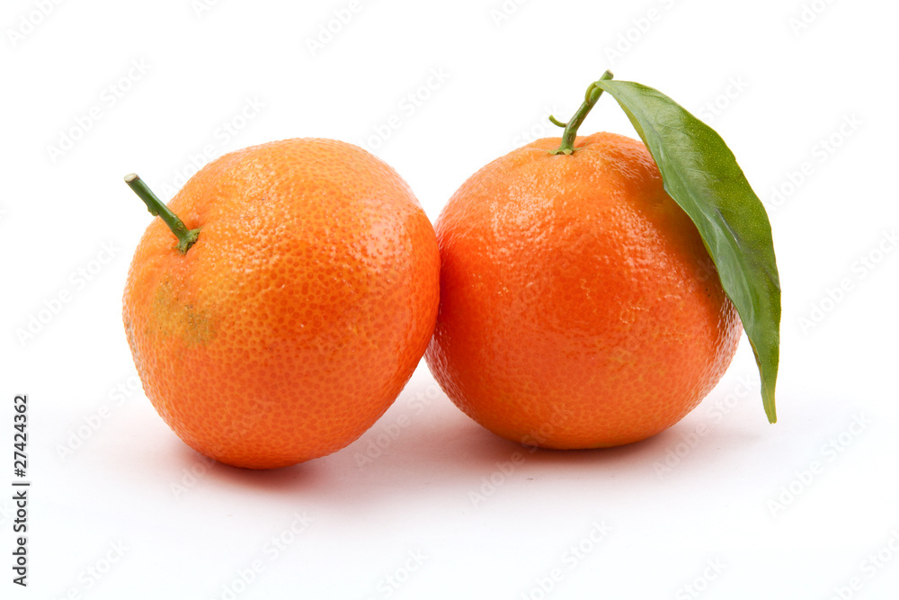 Zwei Mandarinen mit Blatt Stock-Foto | Adobe Stock