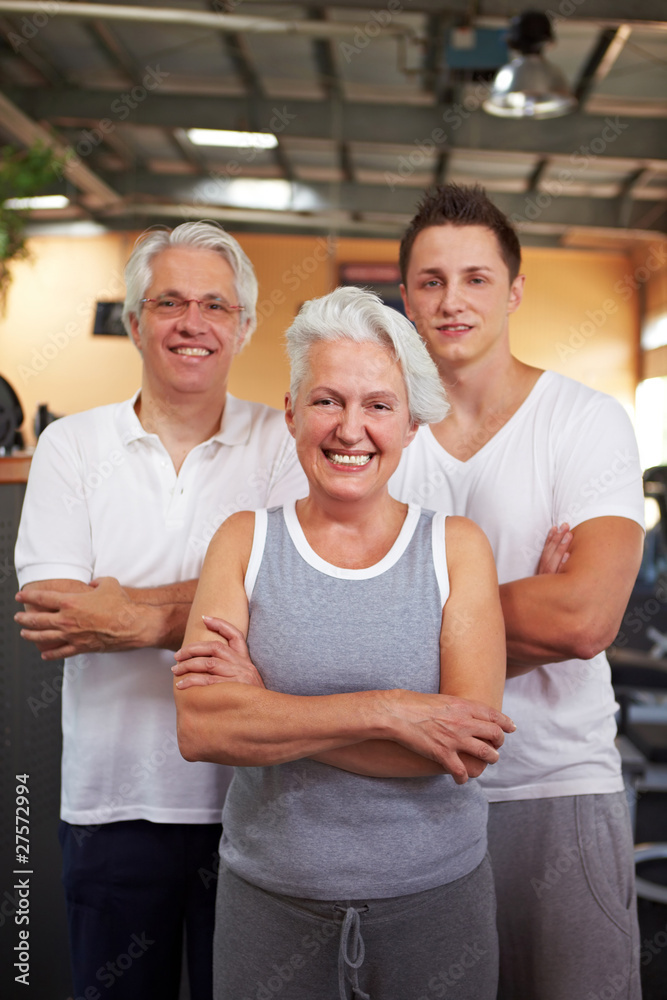 Senioren und ihr Fitnesstrainer Stock Photo | Adobe Stock