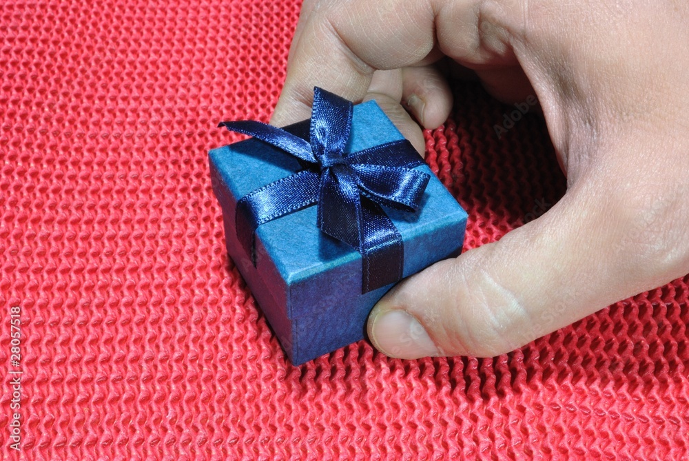 Mano che porge un regalo Stock Photo | Adobe Stock