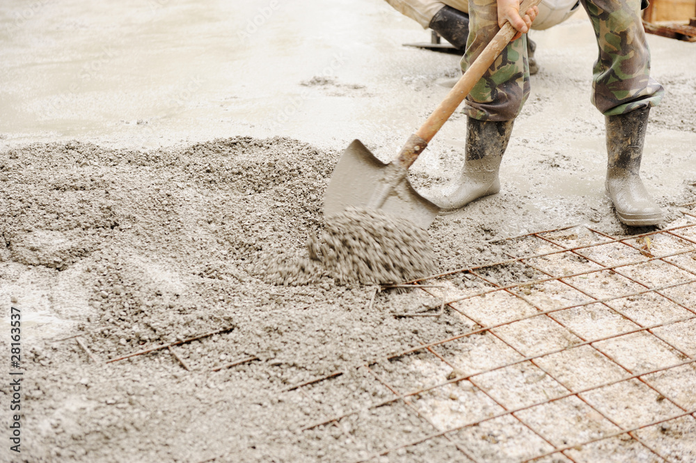 Foto de Construction working assemble iron grids into the frame ready ...