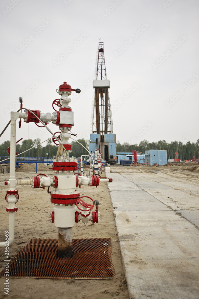 Multiple well platform for extraction of hydrocarbons Stock Photo ...