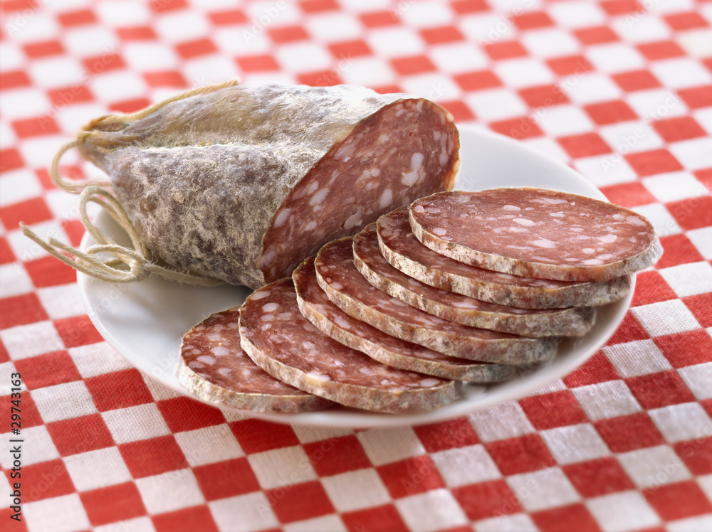 Saucisson sec en tranches Photos | Adobe Stock