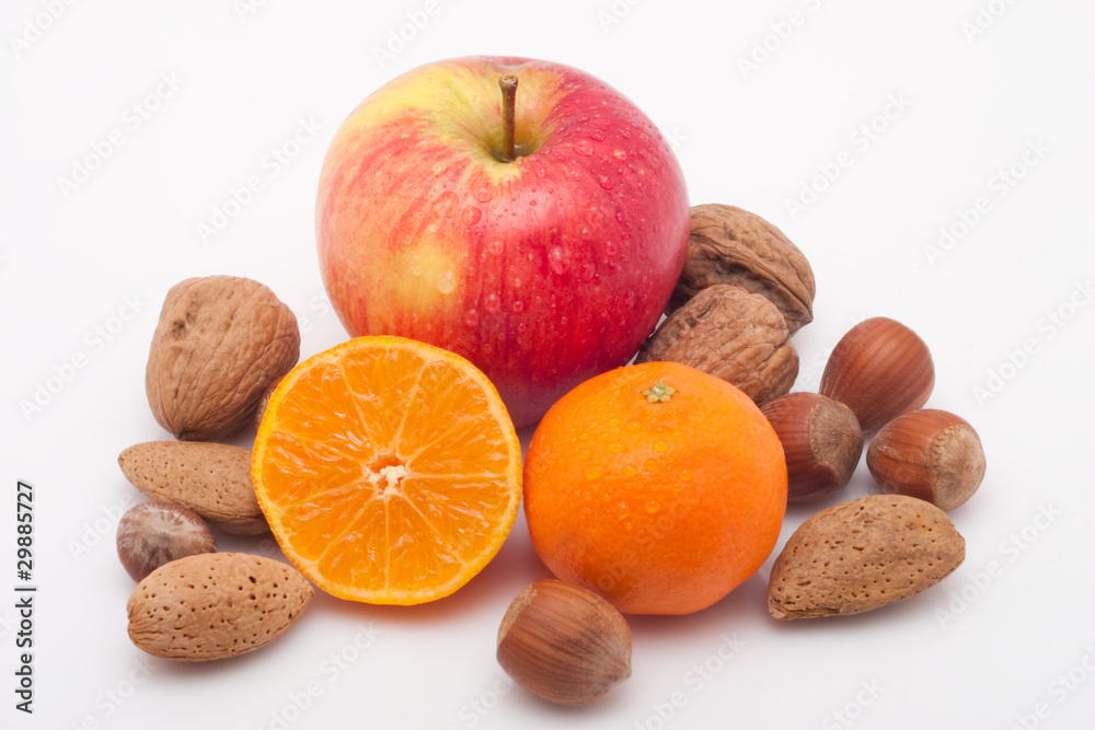 roter Apfel und Mandarinen mit Tropfen und Nüsse Stock Photo | Adobe Stock