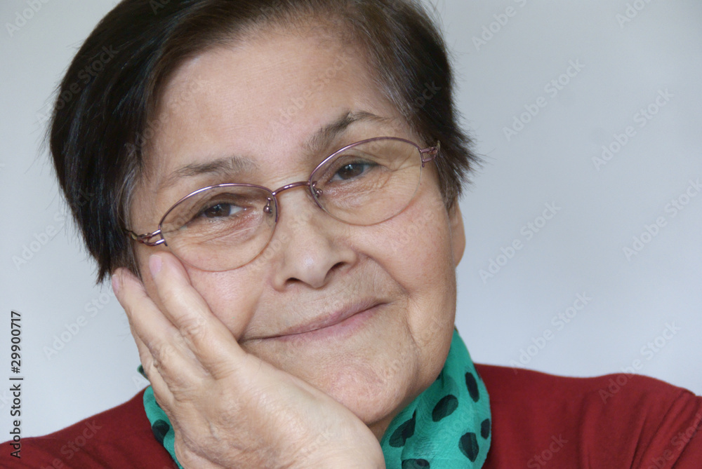 Schöne alte Frau Porträt Stock-Foto | Adobe Stock