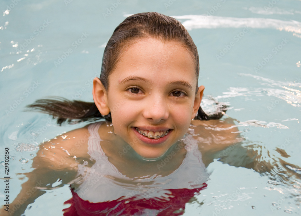 Jeune Adolescente Dans Une Piscine Photos Adobe Stock