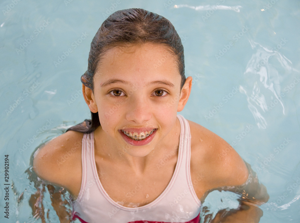 Jeune Adolescente Dans La Piscine Photos Adobe Stock