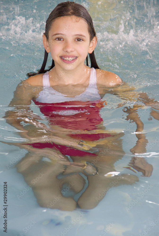 Jeune Adolescente à La Piscine Photos Adobe Stock