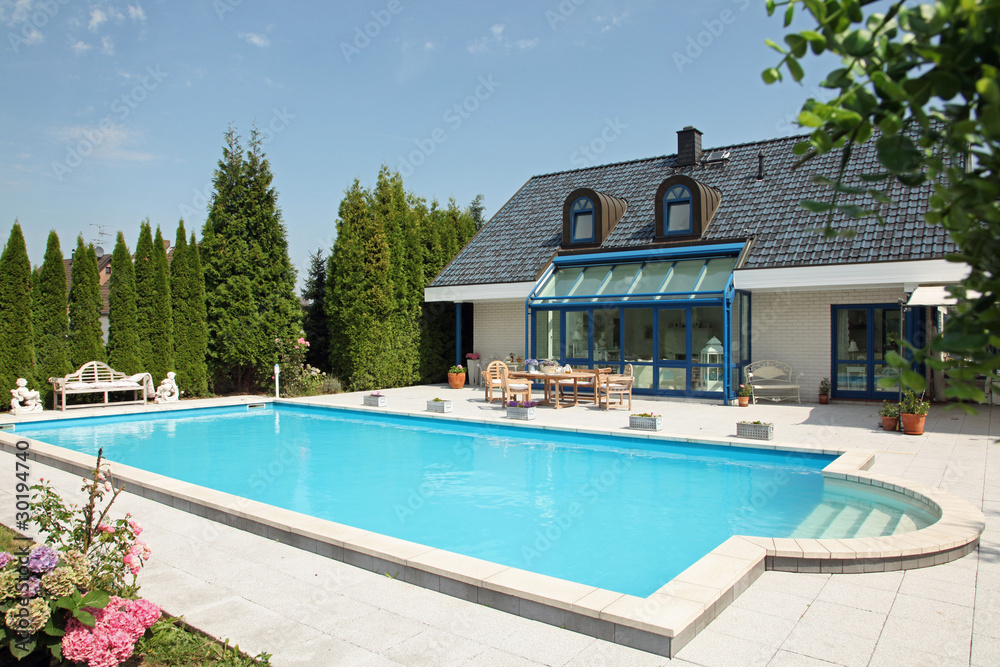 Einfamilienhaus mit Pool Stock-Foto | Adobe Stock
